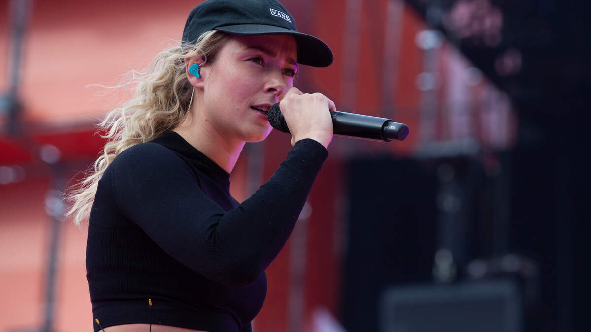 Sera zingt volkslied bij Oranje-uitzwaaiwedstrijd in De Kuip | De Telegraaf