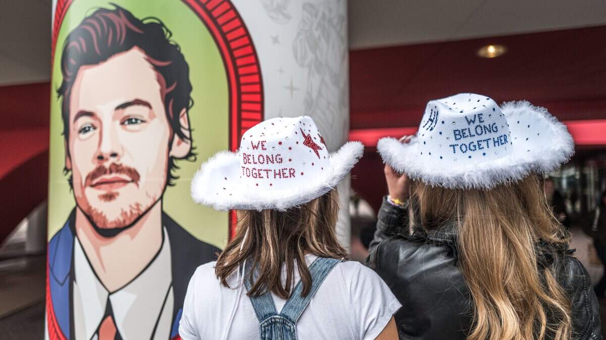 Boze fans klagen massaal: slecht zicht op Harry Styles in Johan Cruijff ...