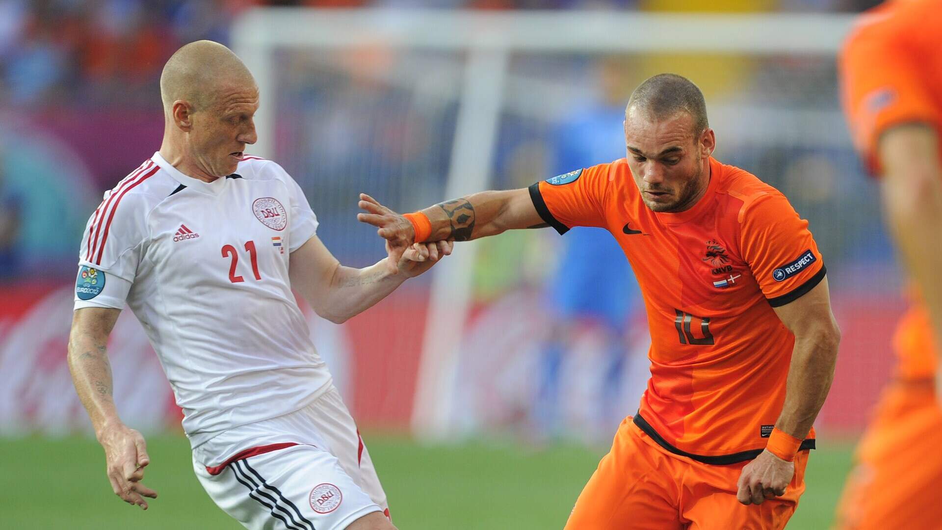 Wesley Sneijder doet boekje open over ’flessen wodka’ op desastreus EK ...