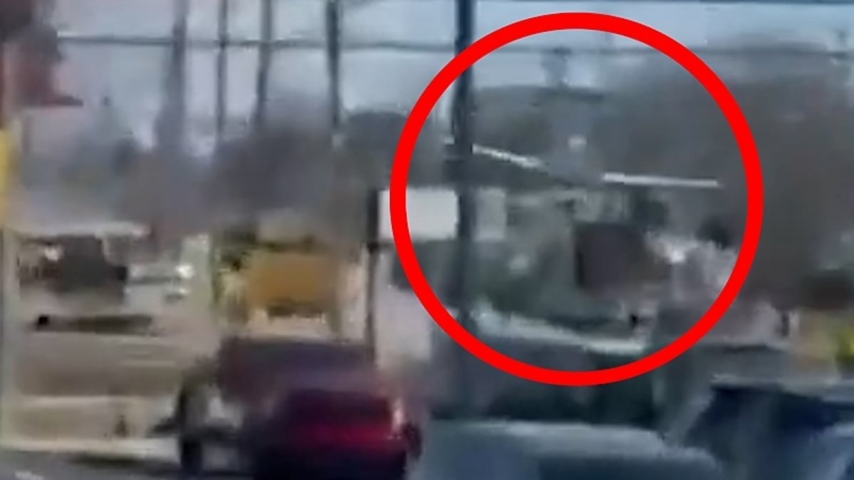 Piloten maken krankzinnige noodlanding op snelweg | De Telegraaf