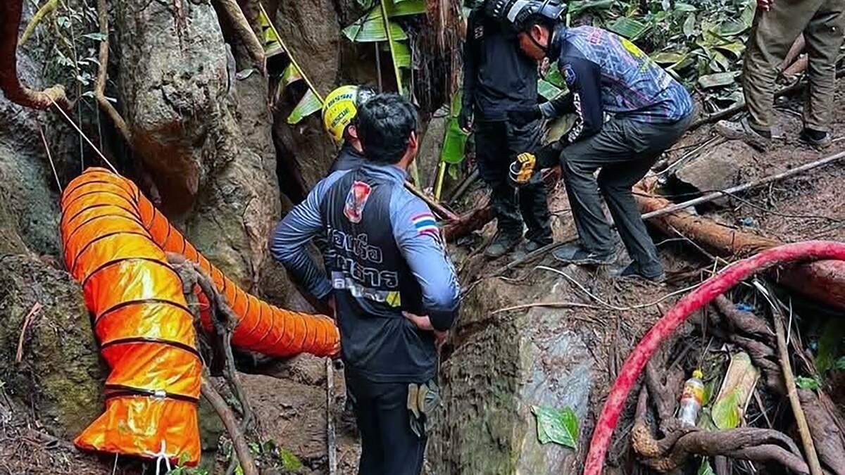 Vijf mensen die vastzaten in grot in Laos levend teruggevonden | De ...