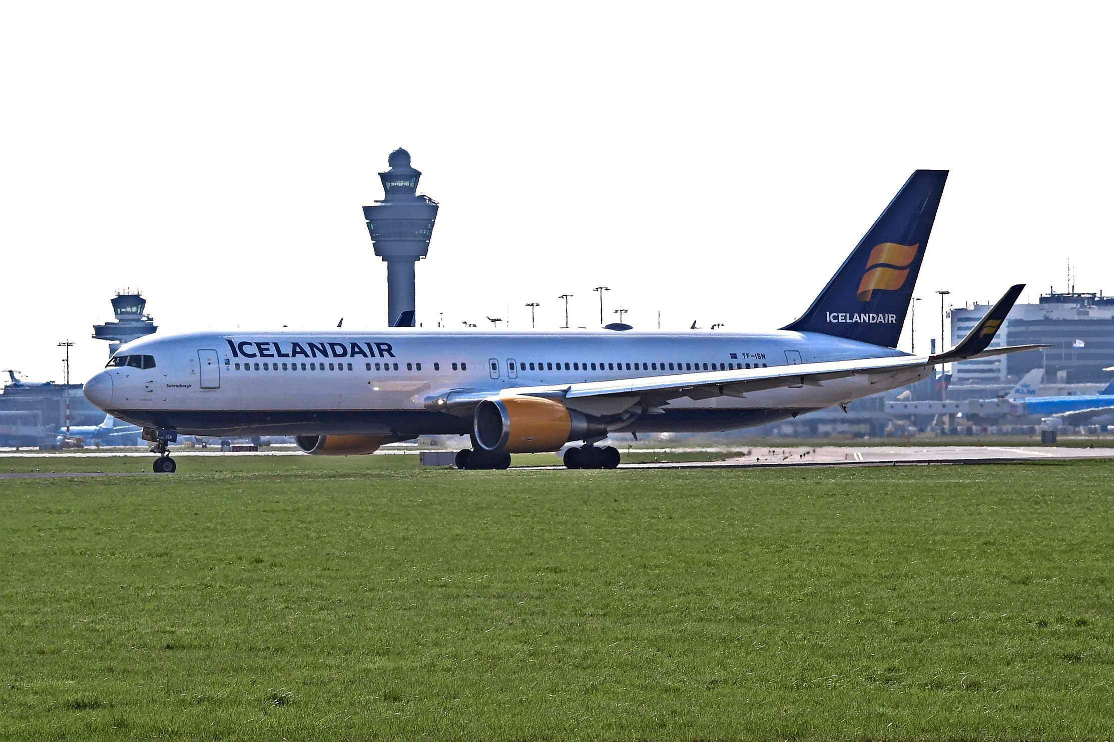 Bagagesjouwers Icelandair op Schiphol wekken verbazing: ’Dit mag niet ...