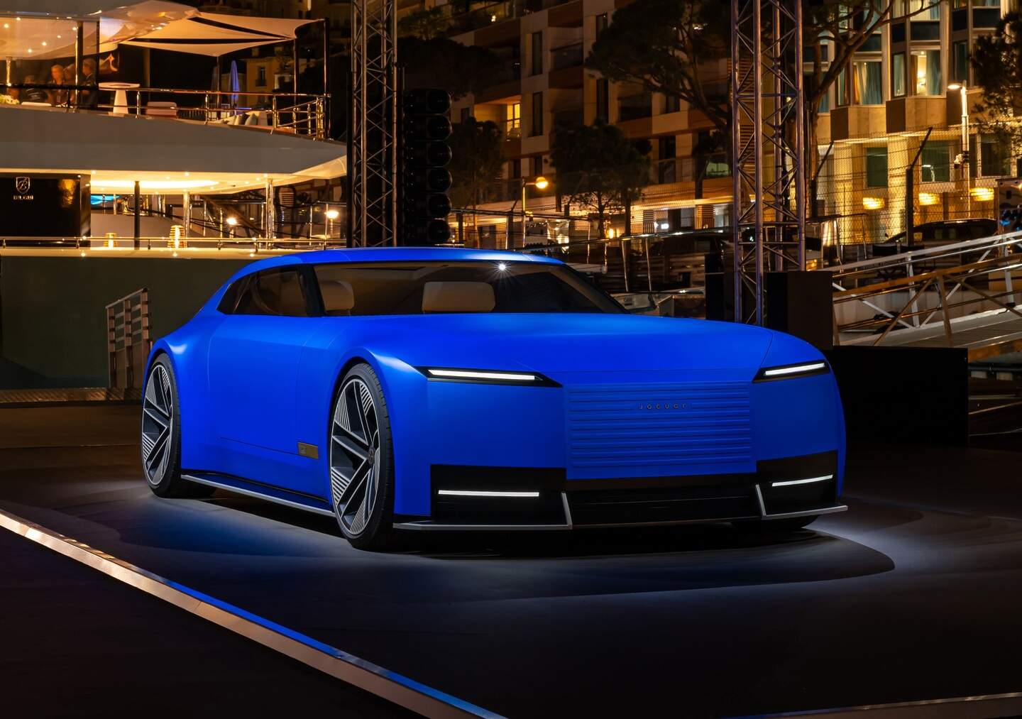 Plastic fantastic! Jaguar grijpt terug op jaren zeventig voor nieuwe ...
