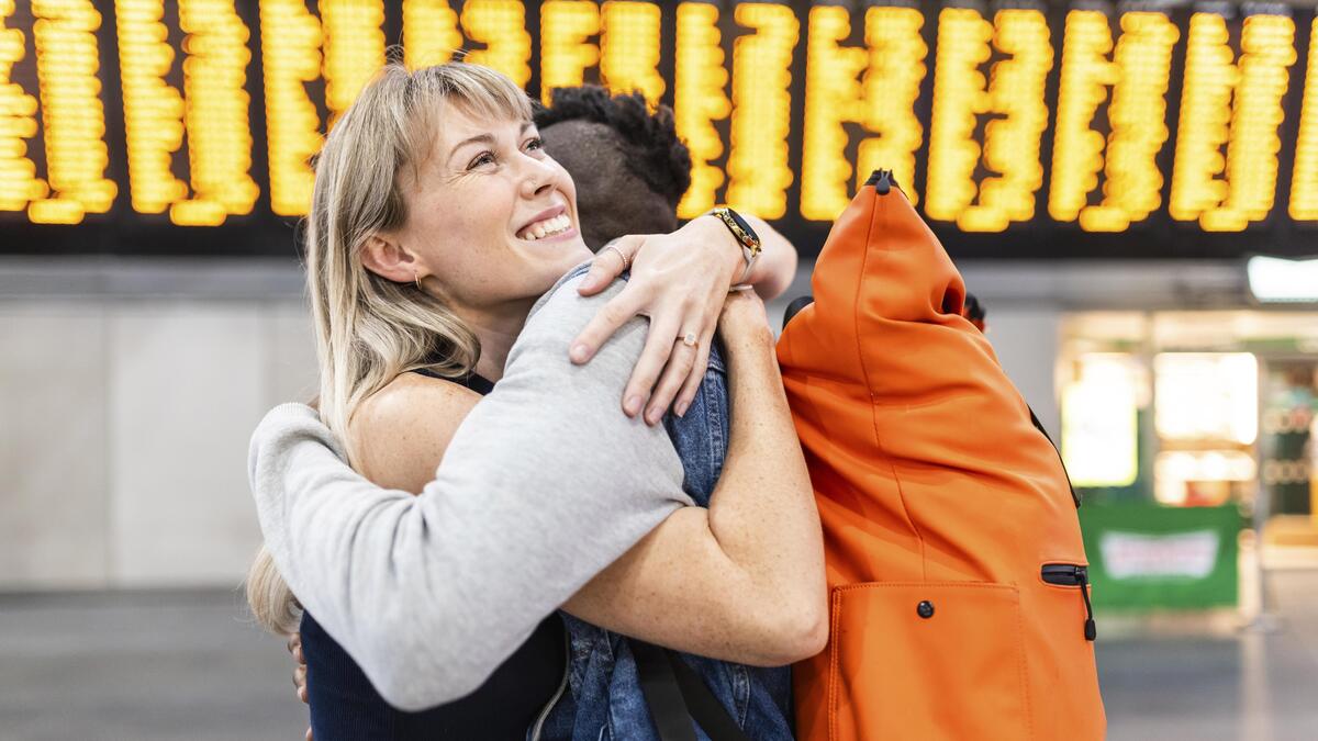 Einde aan lange knuffels: passagiers bij luchthaven Nieuw-Zeeland ...