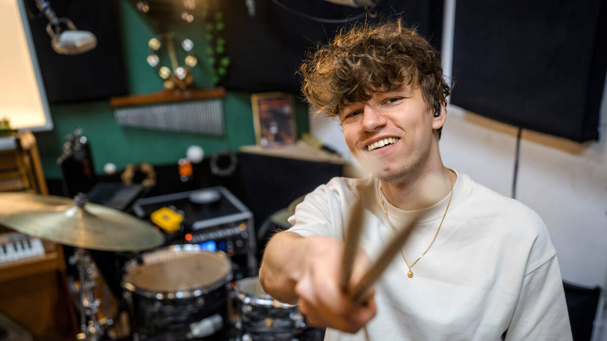 Drummer Sven van der Meer steelt show in The Passion | De Telegraaf