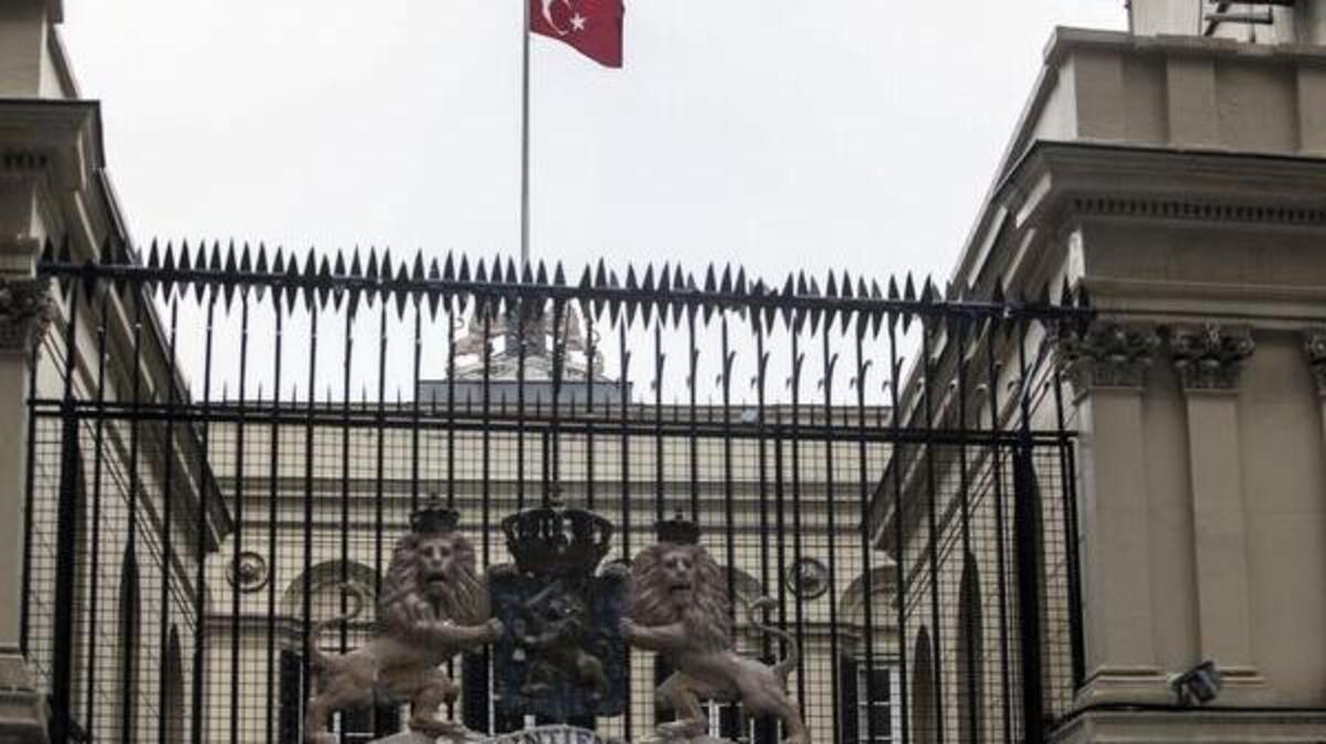 Nederlandse vlag terug bij consulaat | De Telegraaf