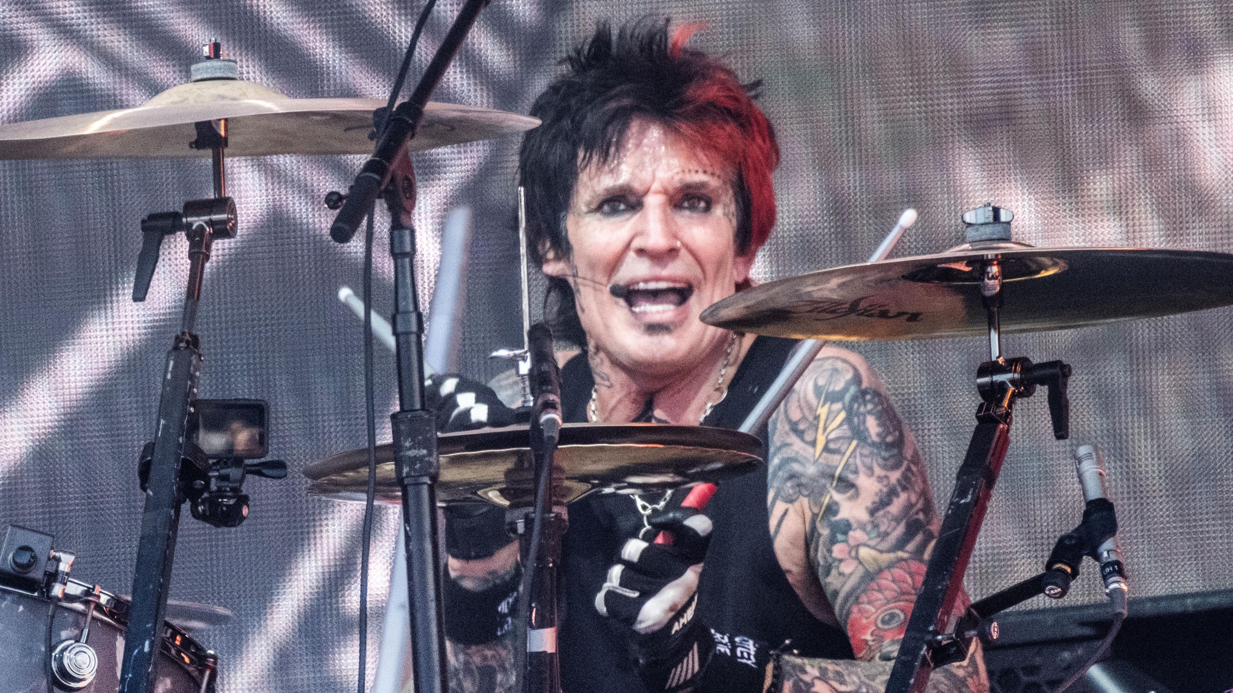 Mötley Cruë-drummer Tommy Lee beschuldigd van seksueel wangedrag | De ...