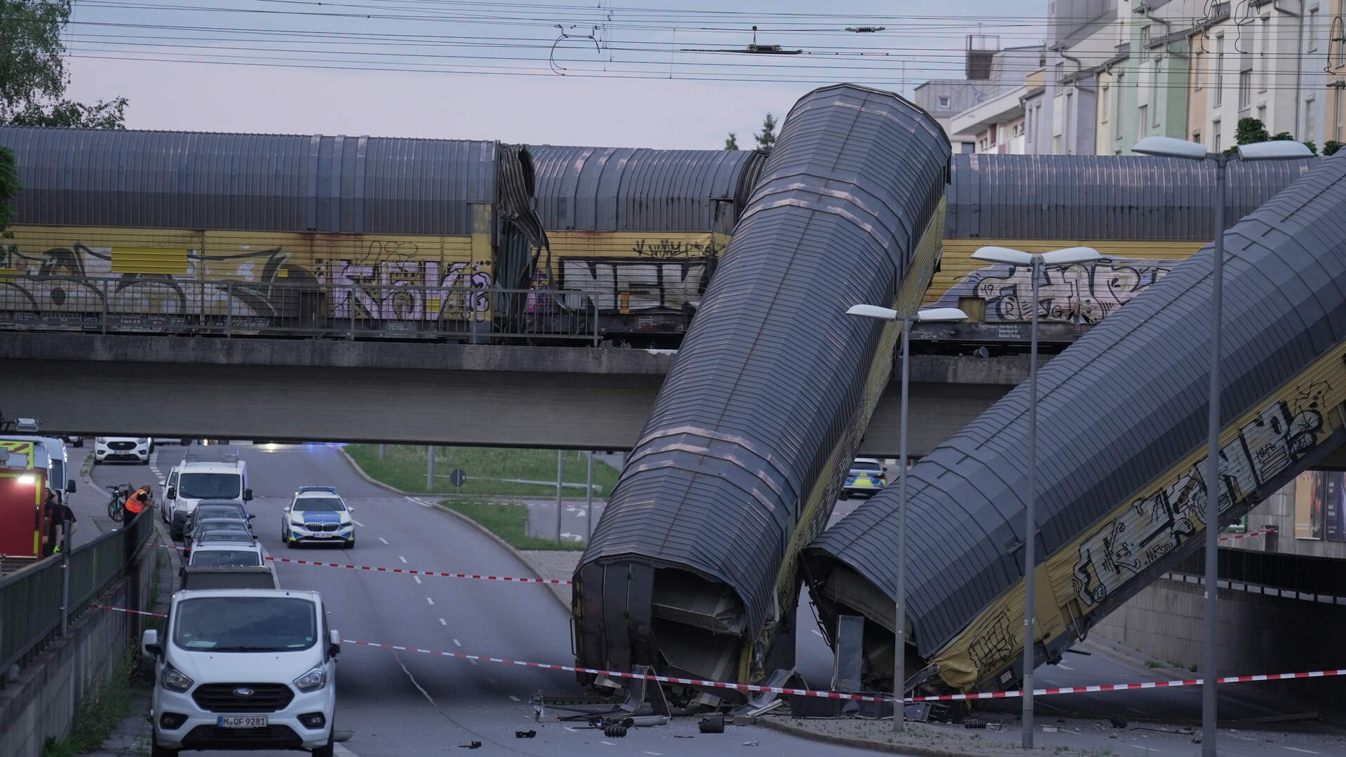 Dode nadat wagons vrachttrein van brug storten in München | De Telegraaf