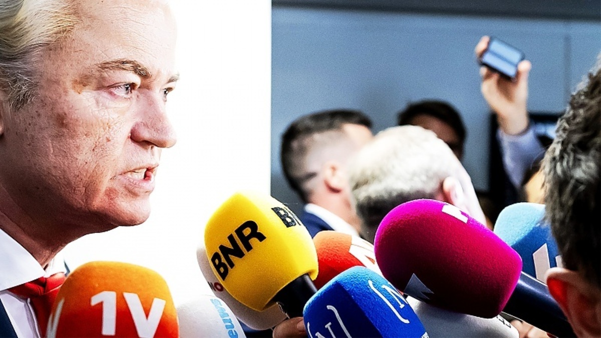 Hier loopt Wilders boos weg na klappen coalitie | De Telegraaf