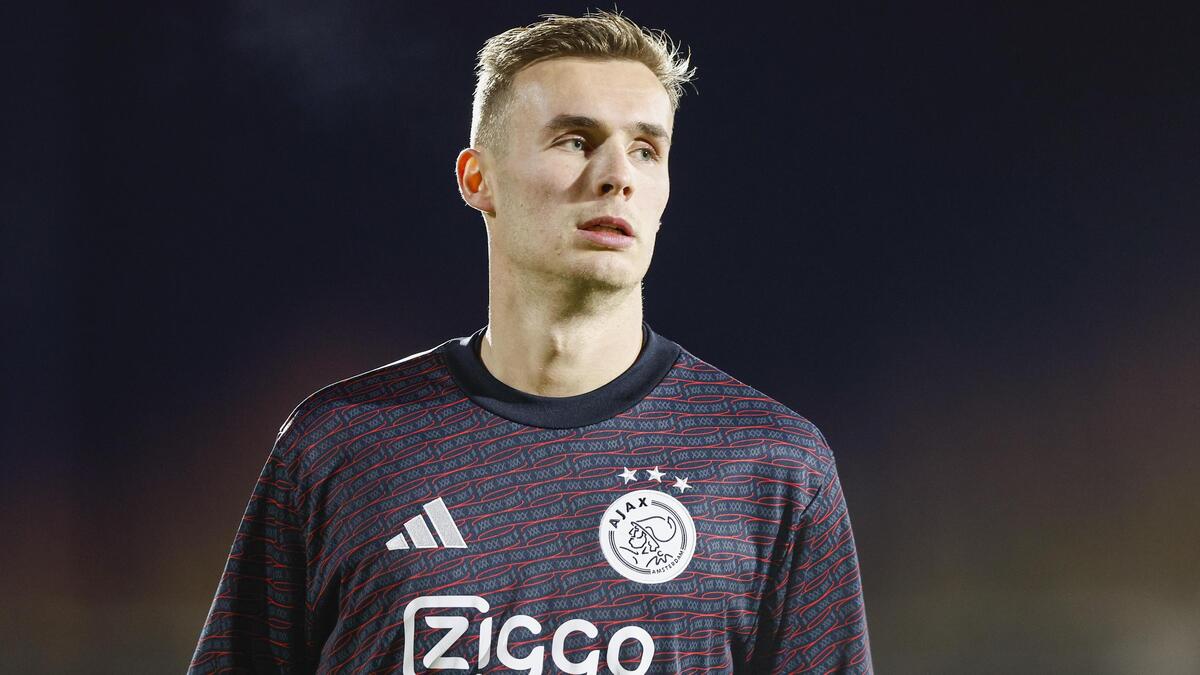 Ajax verhuurt ’echte professional’ Sivert Mannsverk aan Sparta Praag ...