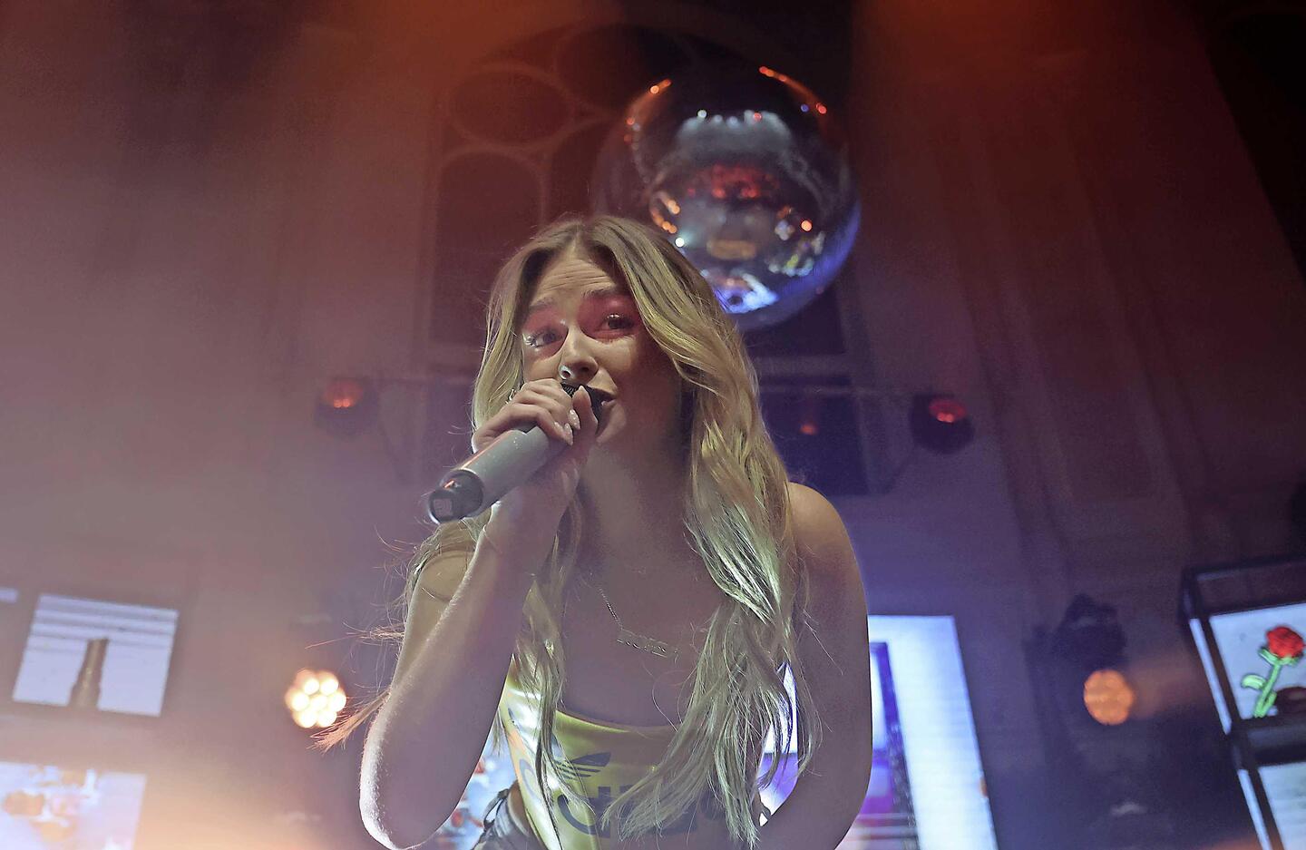 Gegil van tienermeiden stijgt op uit Paradiso: Roxy Dekker bouwt voor ...