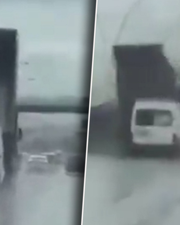 Vrachtwagen met omhooggeklapte laadbak rijdt voetgangersbrug kapot in ...