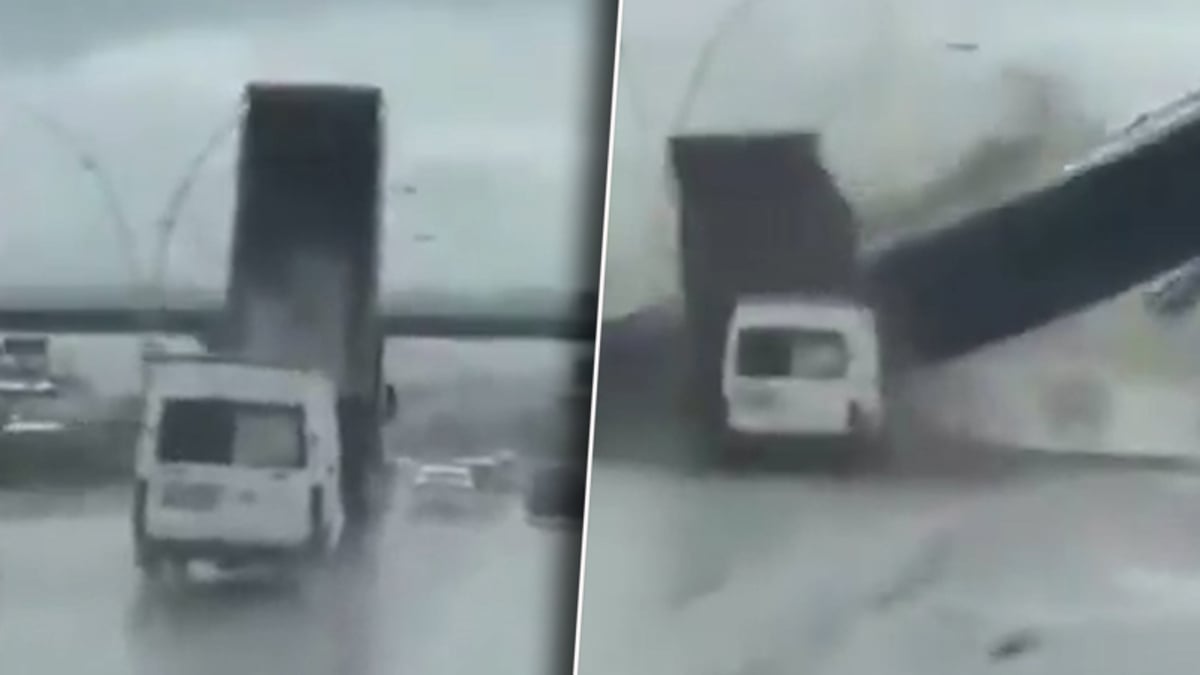 Vrachtwagen met omhooggeklapte laadbak rijdt voetgangersbrug kapot in ...