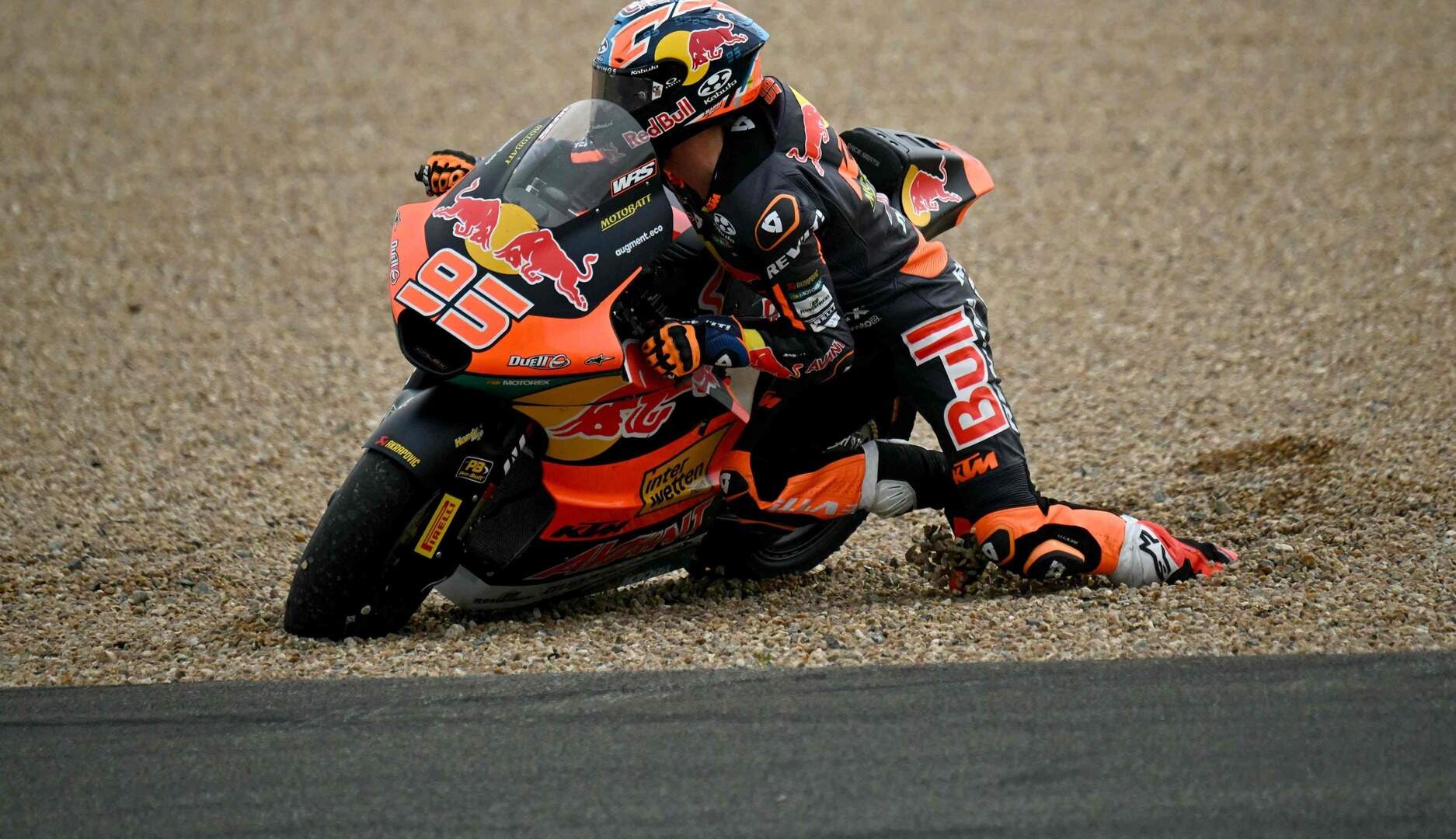 Moto2-coureur Collin Veijer valt race na prachtige podiumplek uit met ...