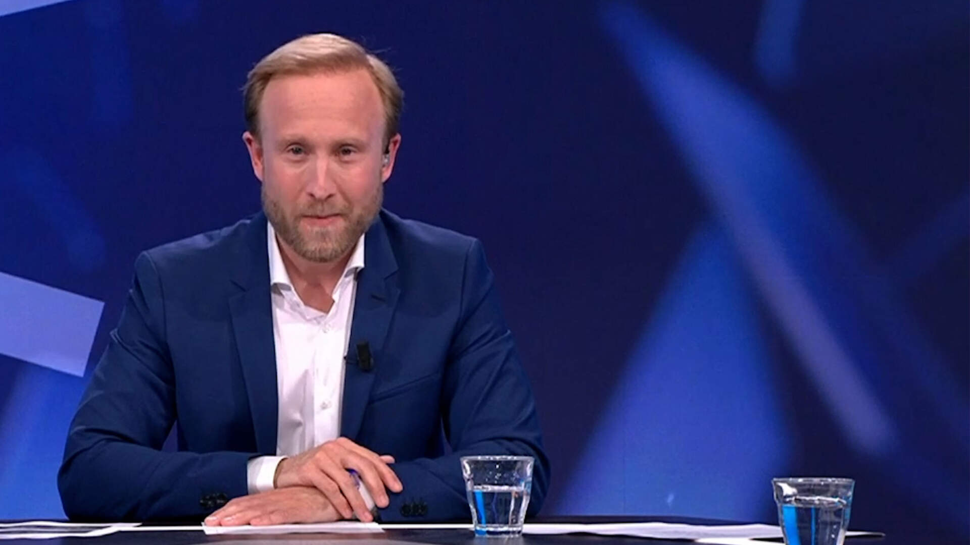 Zo maakt Raymond Mens debuut als presentator Nieuws van de dag | De ...