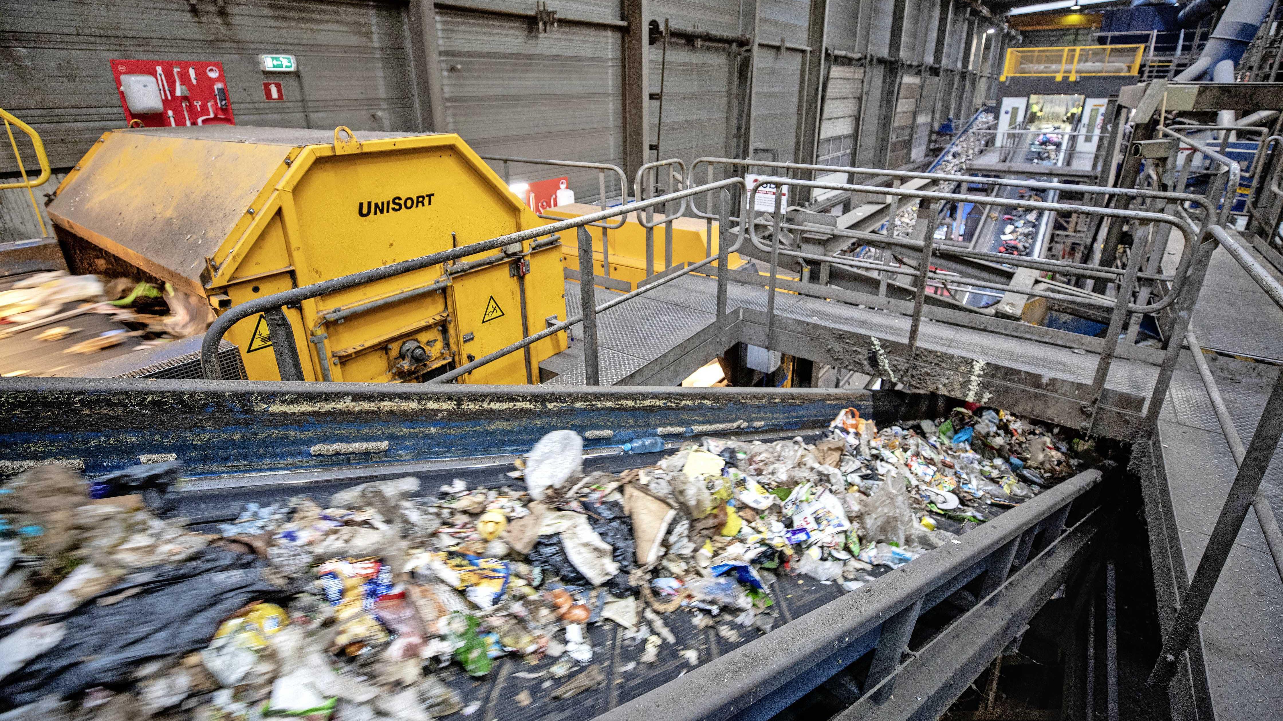Afval scheiden is een grote bende: veel plastic wordt alsnog verbrand ...