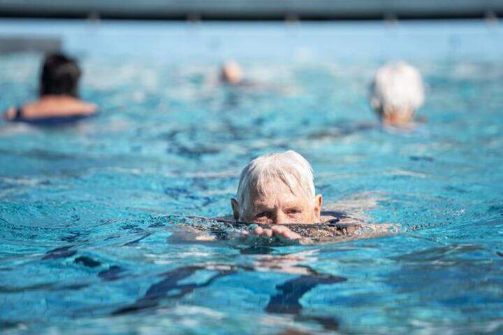 Grietje (88) gaat al 50 jaar 3 keer per week zwemmen: ’In het water ...