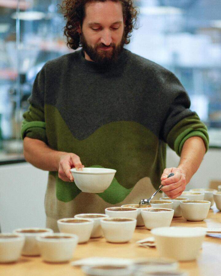 We strooien vaker zout in onze koffie om het zoeter te maken of te ...