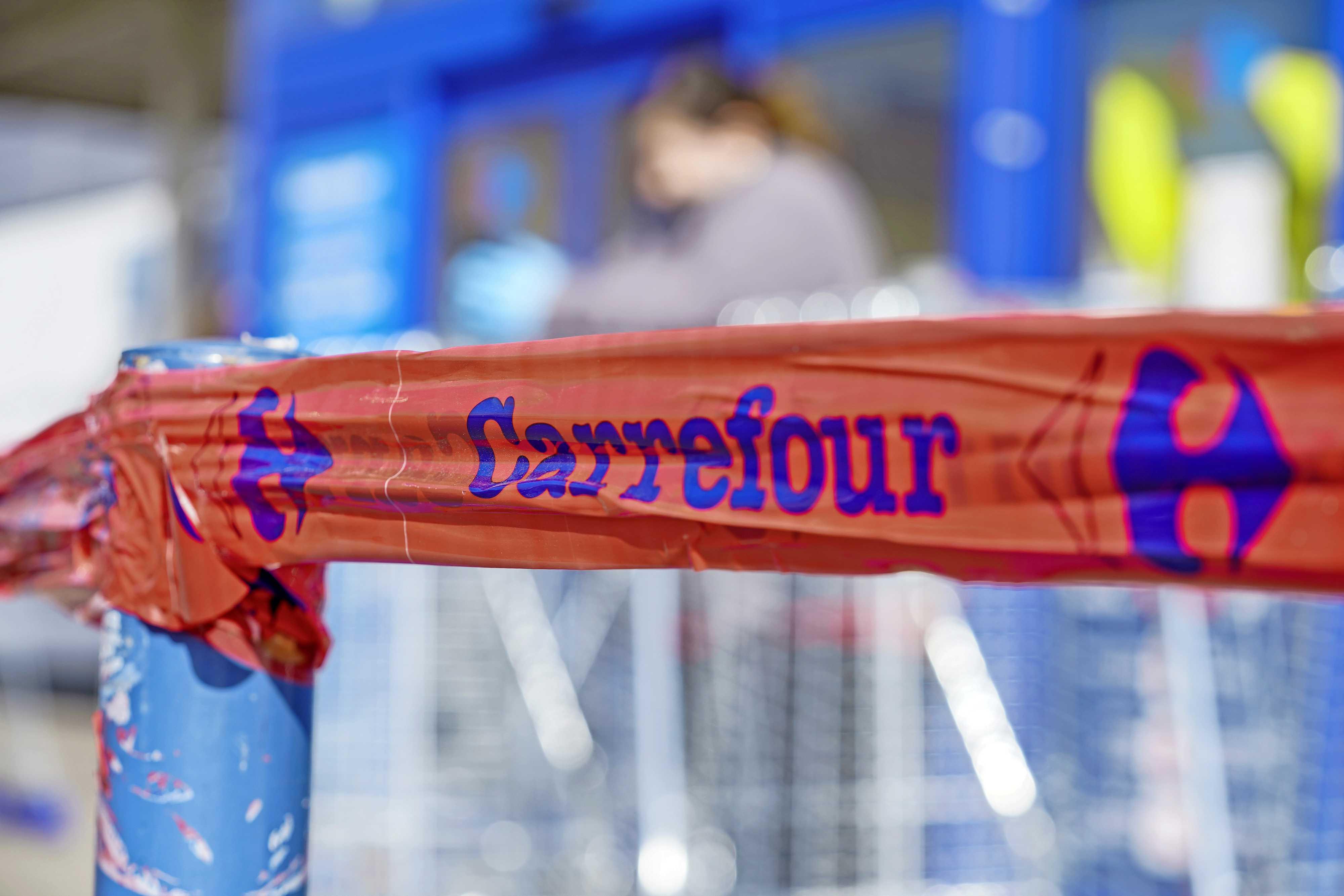 Dode man in supermarkt Carrefour weggemoffeld onder parasols | De Telegraaf
