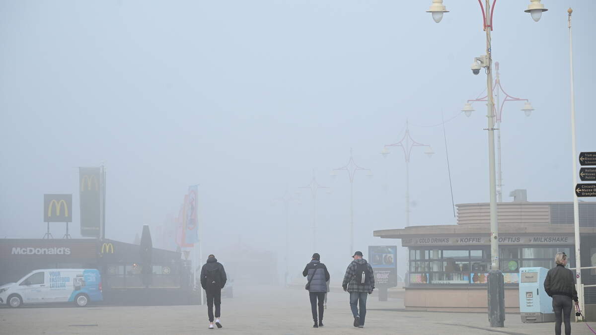 Zonbadende strandgangers verrast door zeevlam: dichte mist, dalende ...