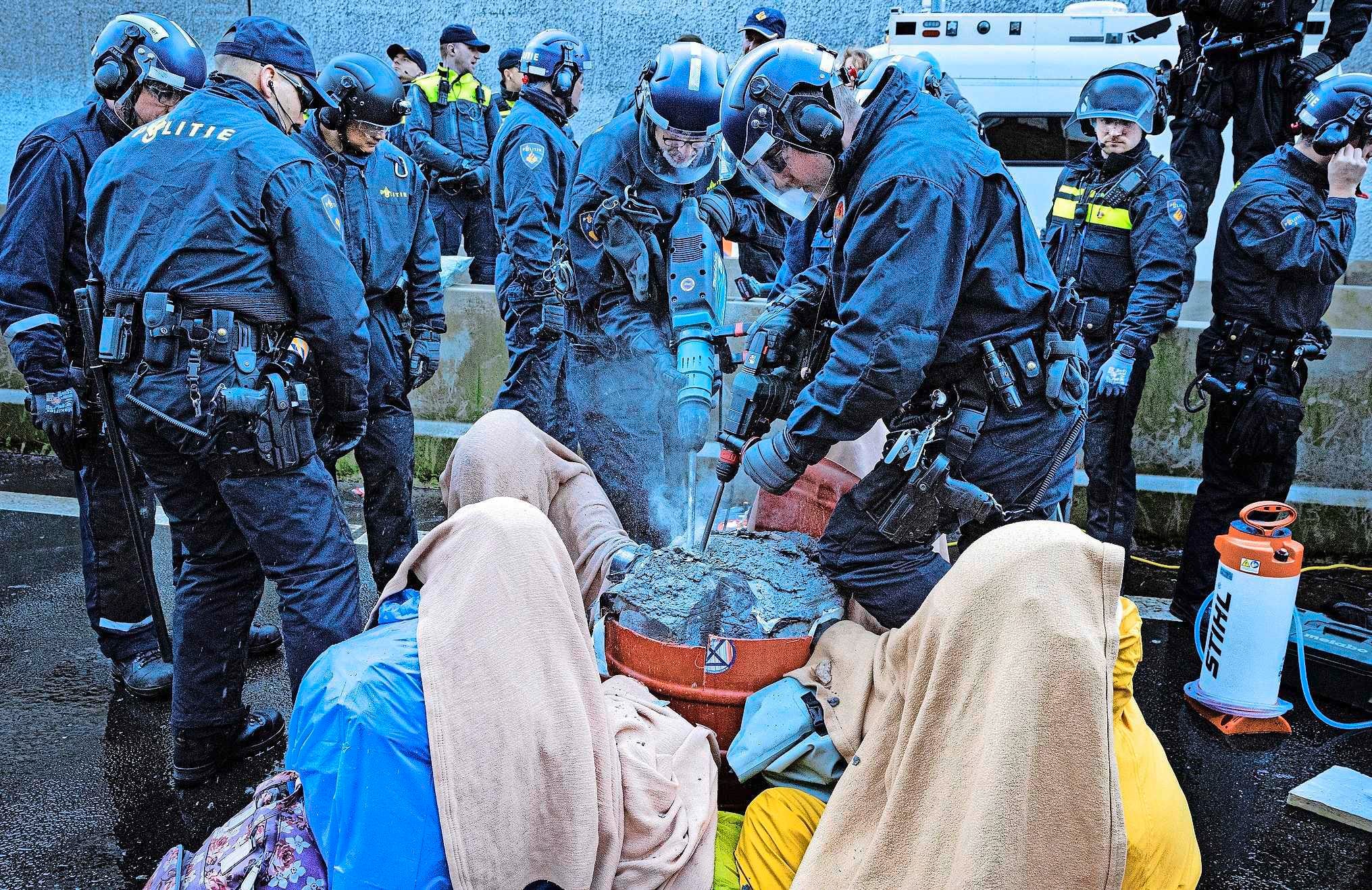 Den Haag verbiedt blokkades snelwegen in nieuw demonstratiebeleid | De ...