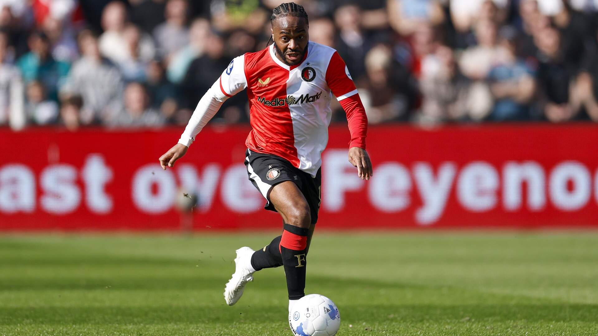 ’Raheem Sterling crasht met auto in vangrail, oud-Feyenoorder opgepakt ...