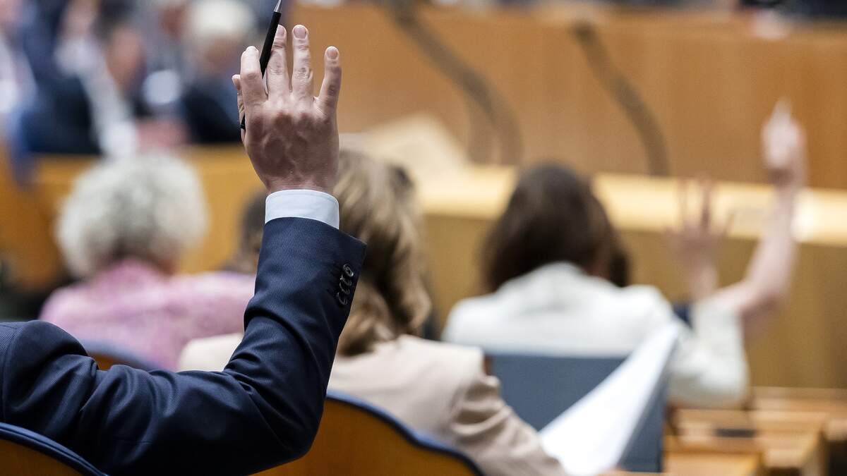 Telefooncontrole asielzoekers: mag IND dit nog wel? | De Telegraaf