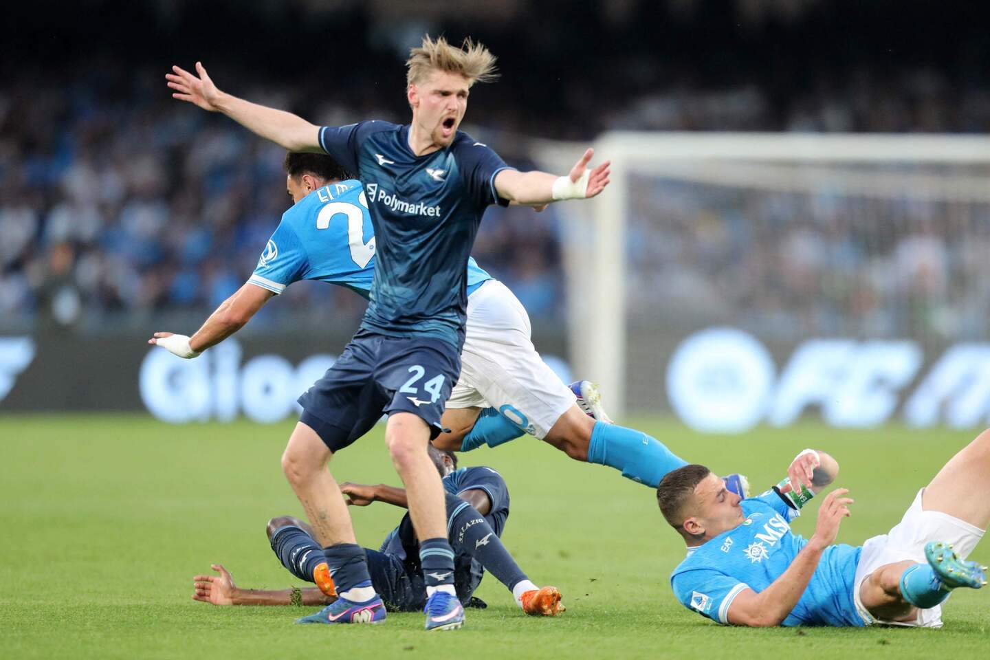 Kenneth Taylor geniet in Rome en leert van rotperiode bij Ajax: ’Dat ...