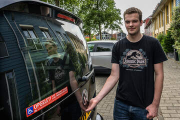 Wesley (18) vindt mantelzorg voor zijn moeder heel normaal: ’Soms ...