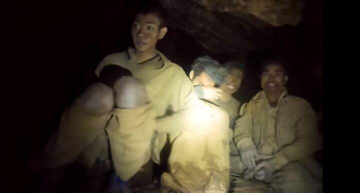 Vijf mensen die vastzaten in grot in Laos levend teruggevonden | De ...