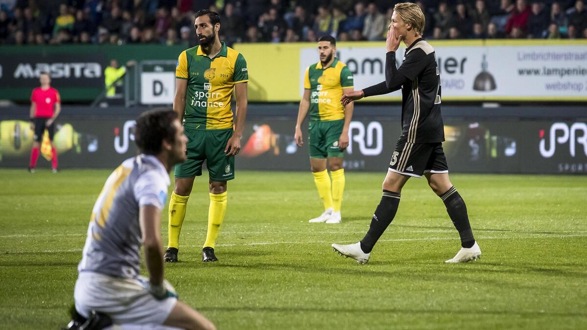 Fortuna-keeper parkeert auto voor Ajax-bus | De Telegraaf