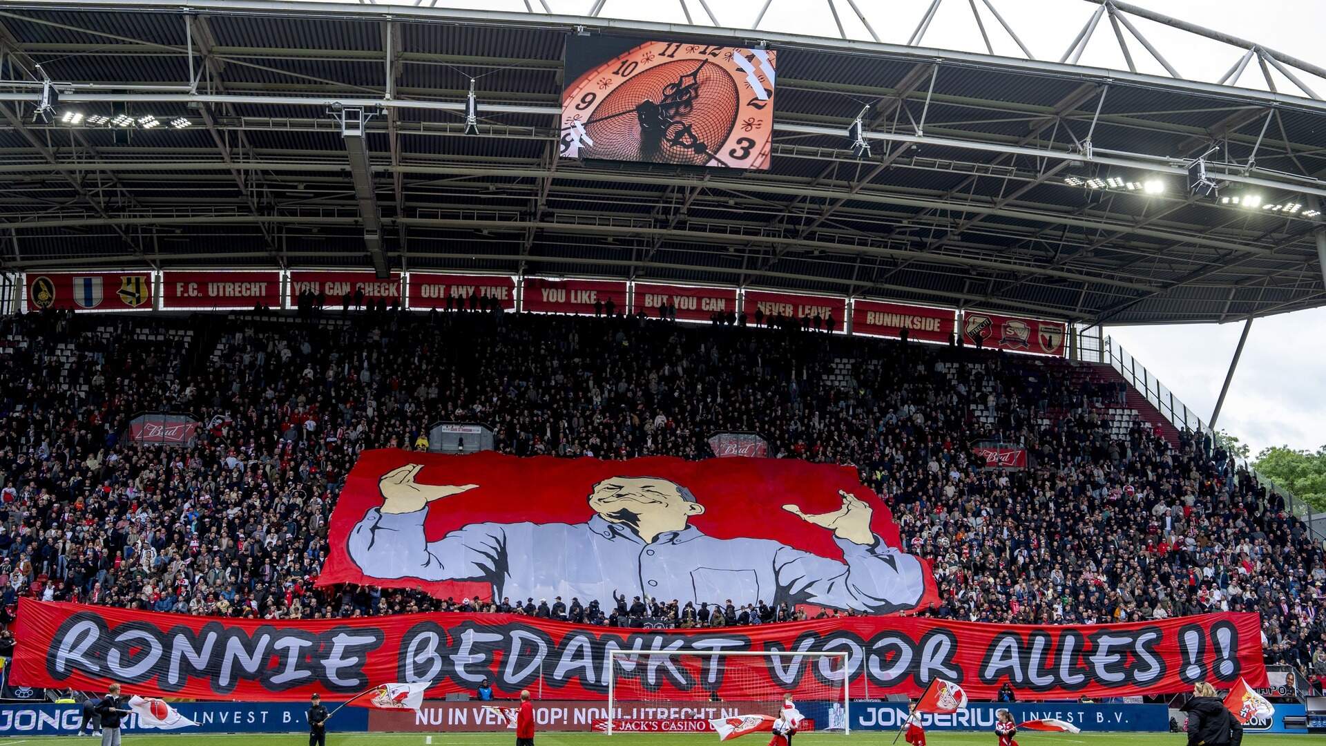 Fans van FC Utrecht nemen op prachtige manier afscheid van vertrekkende ...