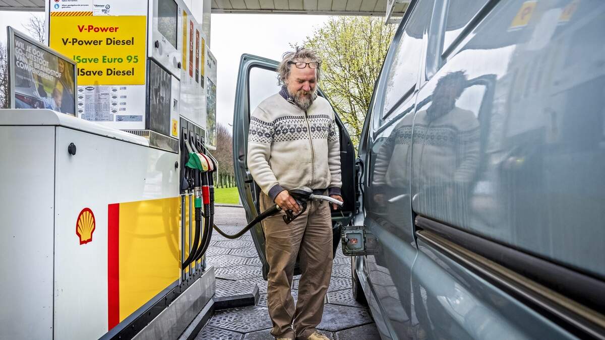 Benzineprijs 2,50 per liter: zo hard raakt het jouw inkomen | De Telegraaf