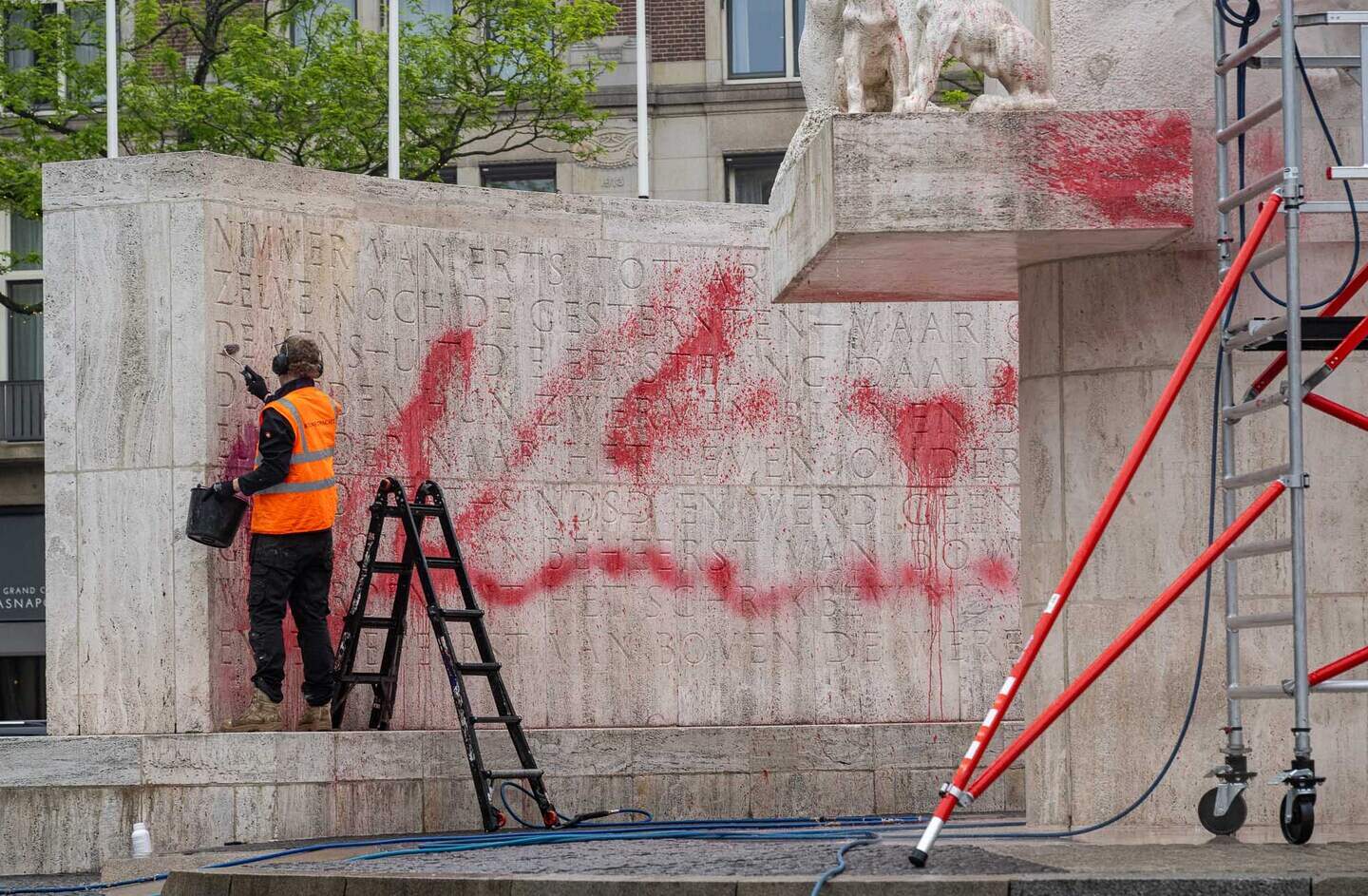Monument Dam beklad met rode verf: schoon voor Nationale ...