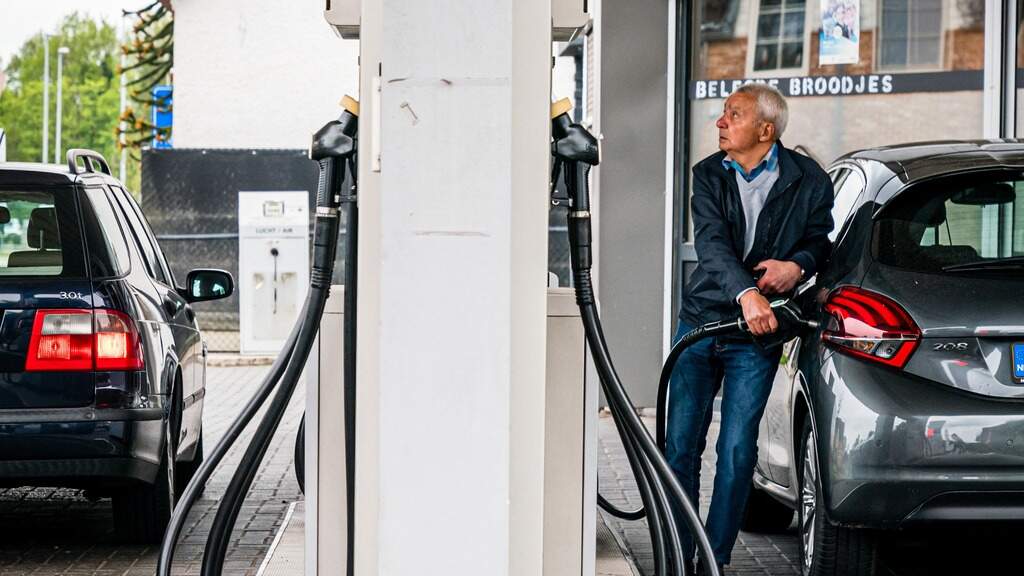 Benzineprijs bereikt record: zo duur is een liter nu | De Telegraaf
