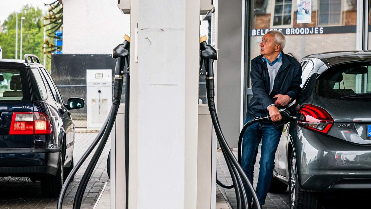 Benzineprijs bereikt record: zo duur is een liter nu | De Telegraaf