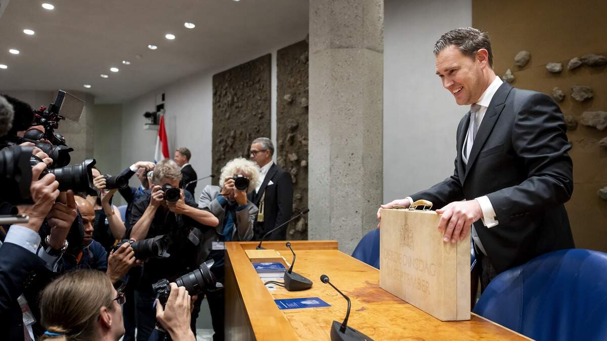 LIVE Prinsjesdag 2025 | Heinen biedt koffertje aan in Kamer: ’Het gaat ...