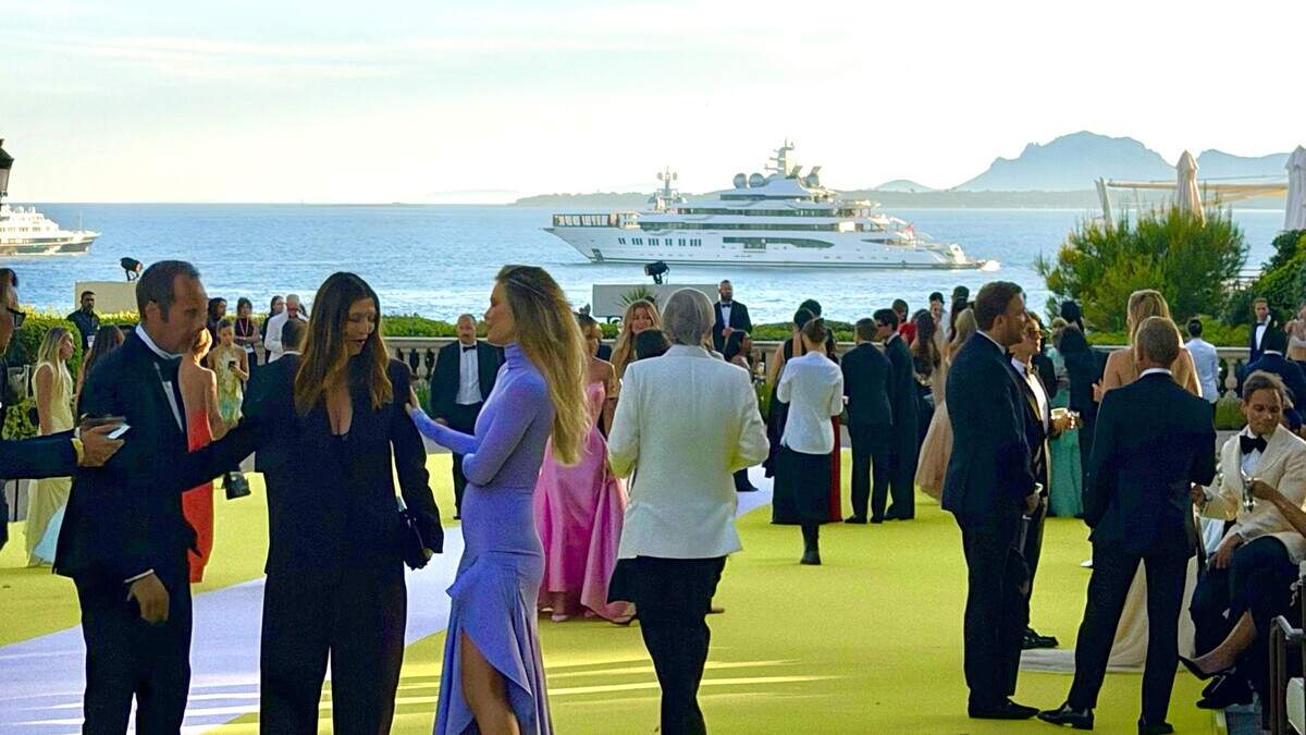 Helikopters, geweren en drie checkpoints: chic amfAR Gala voor de ...