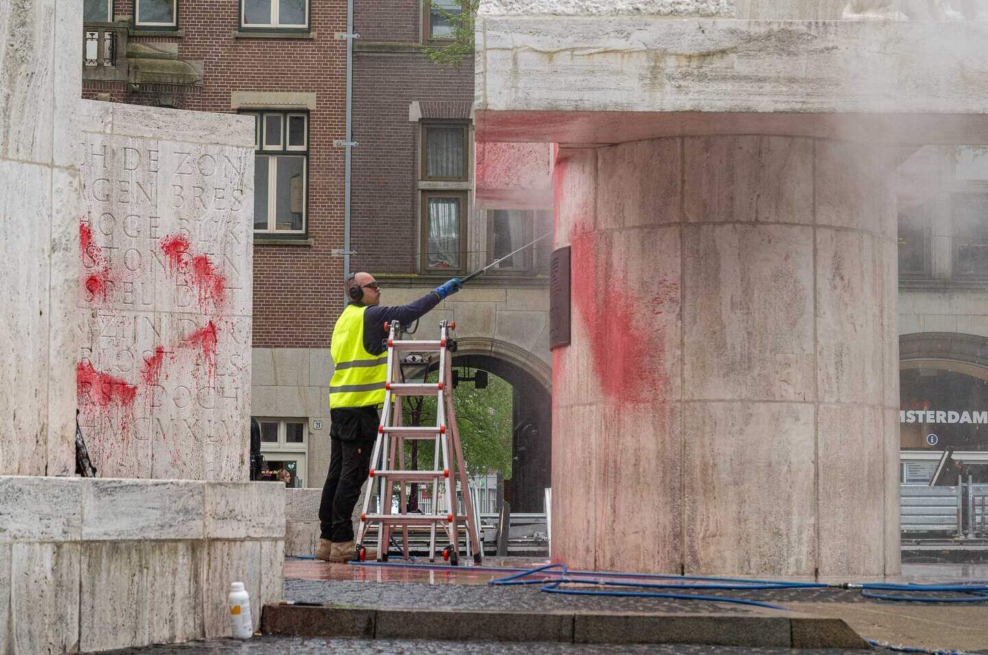 Monument Dam beklad met rode verf: schoon voor Nationale ...