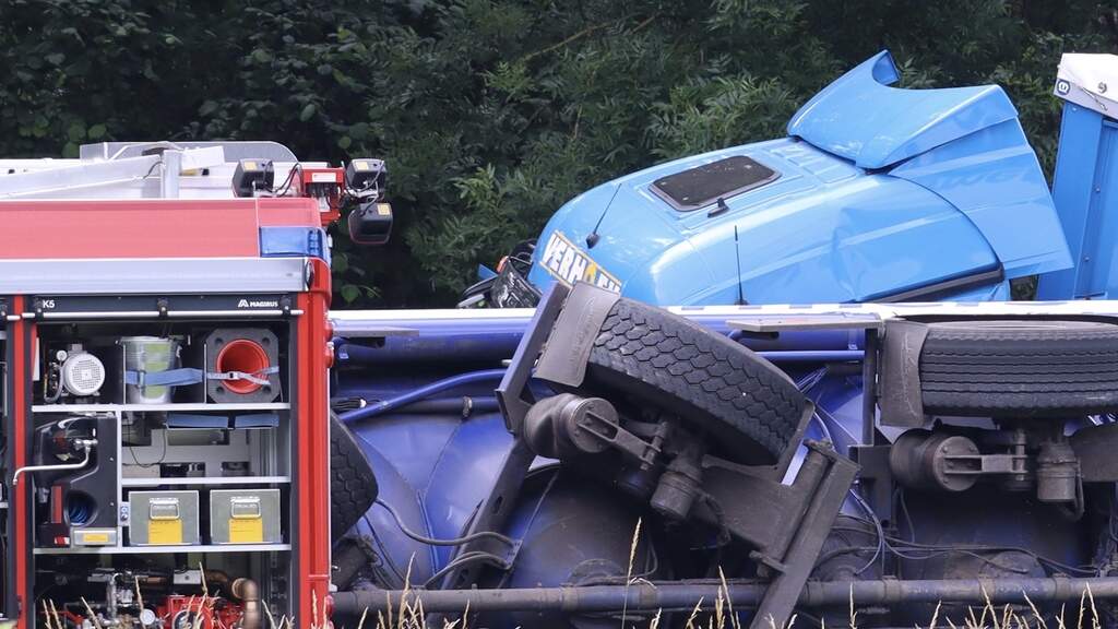 Drie vrachtwagens betrokken bij groot ongeluk op N36 bij Almelo | De ...