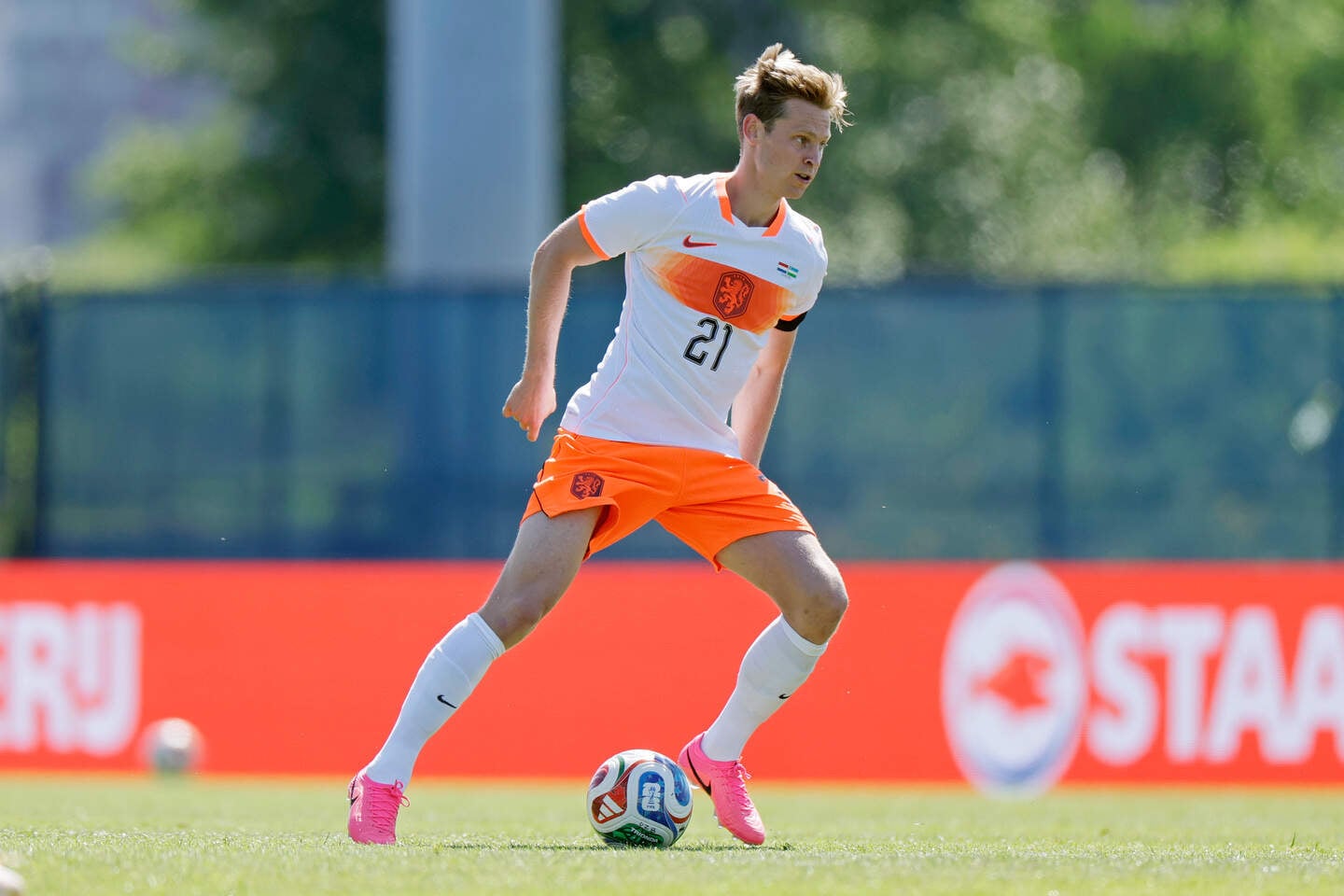 Column Wim Kieft: ’Frenkie scant, maar vertraagt: waar blijft de snelle ...