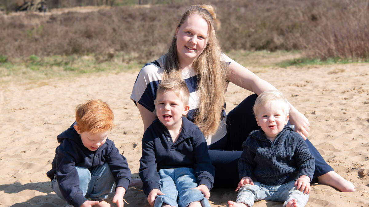 Manoes (25) heeft al drie kinderen en is zwanger van de vierde: ’Ik ...