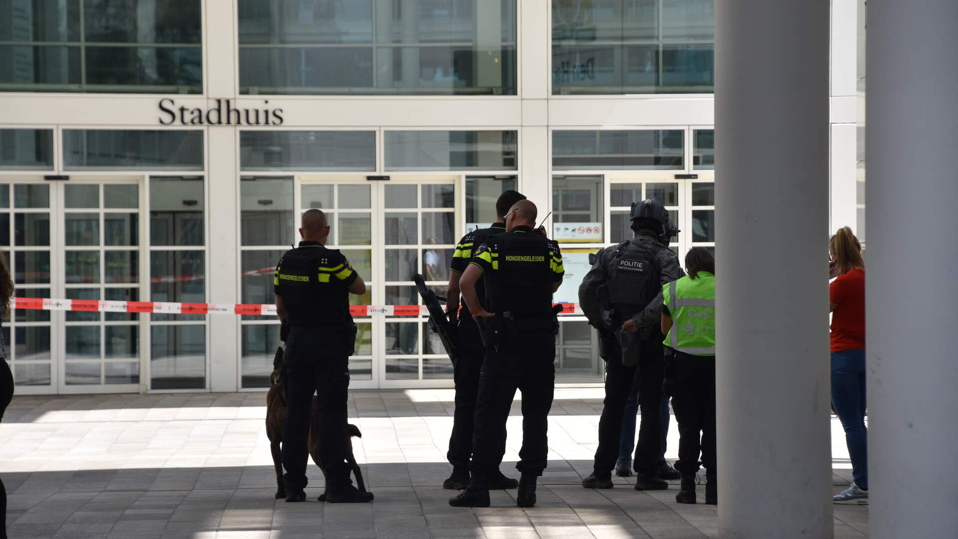 Stadhuis Den Haag ontruimd om verdachte situatie | De Telegraaf