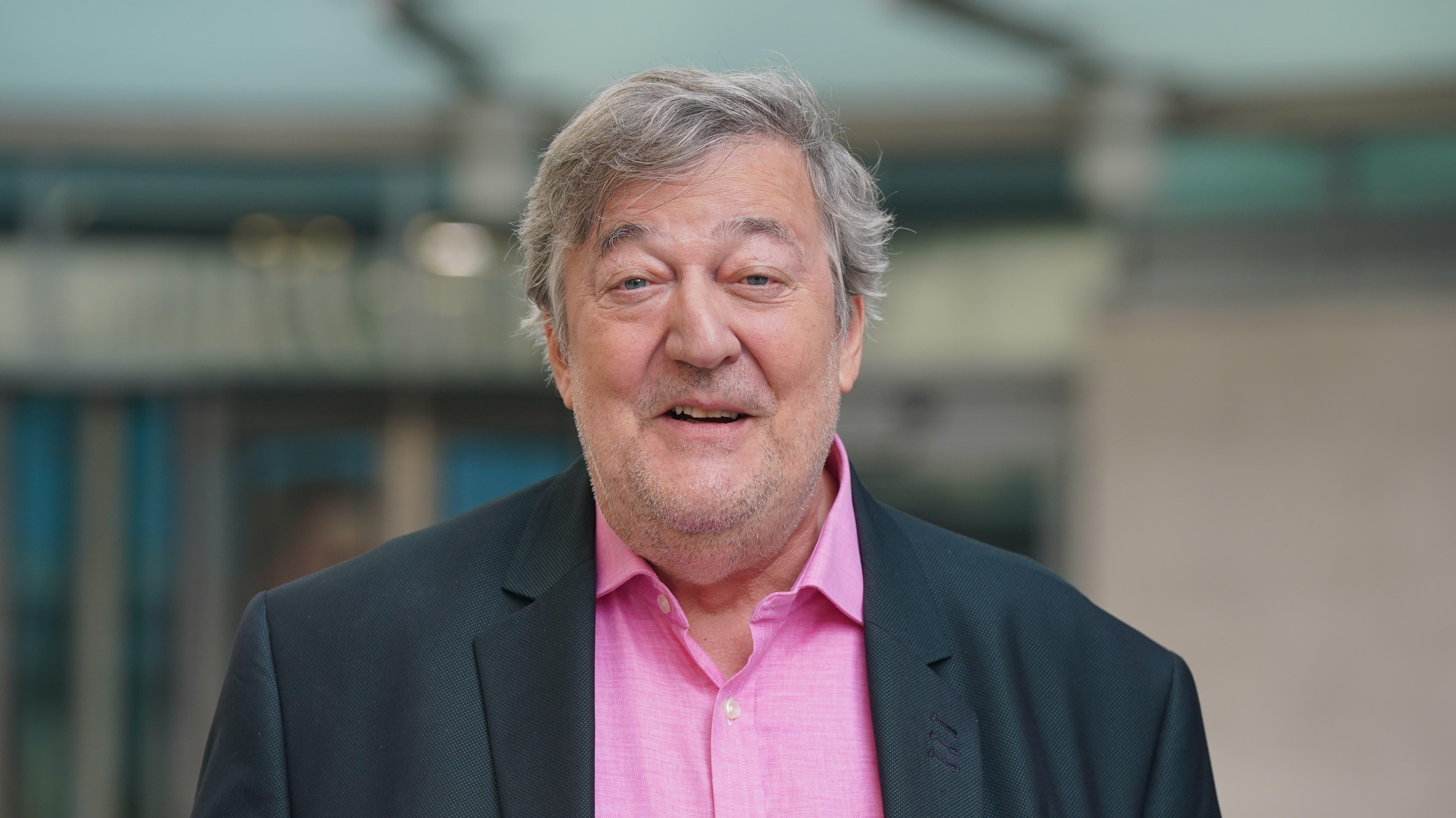 Stephen Fry volledig hersteld na val van podium | De Telegraaf