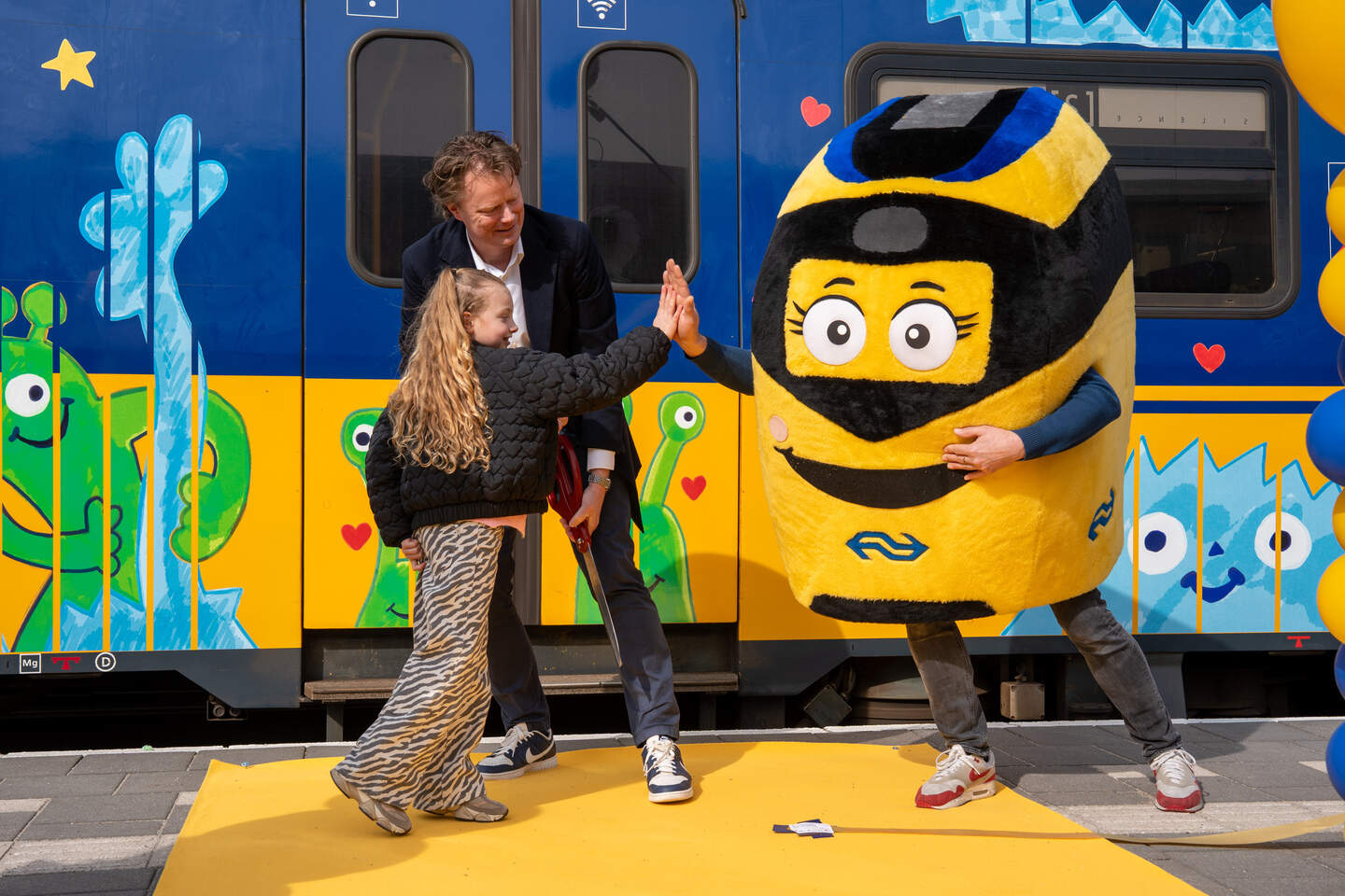 Mostertrein met tekening Phileine (8) rijdt door Nederland | De Telegraaf