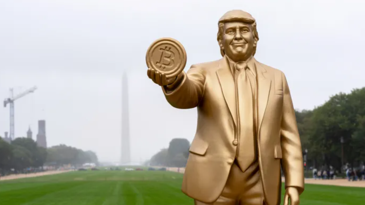 Gouden Trump-beeld met bitcoin onthuld in Washington: ‘De Bitcoin ...