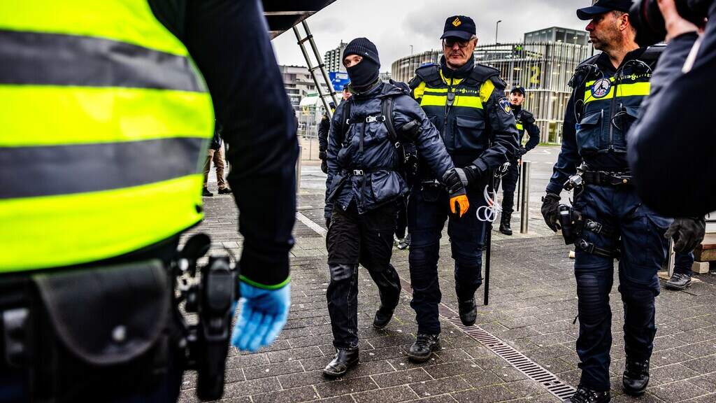 Demonstranten aangehouden bij protest tegen wapenbeurs Rotterdam | De ...
