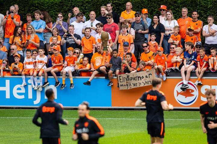 Oranje-trein in vrolijke setting vertrokken voor WK-reis: 1500 fans ...