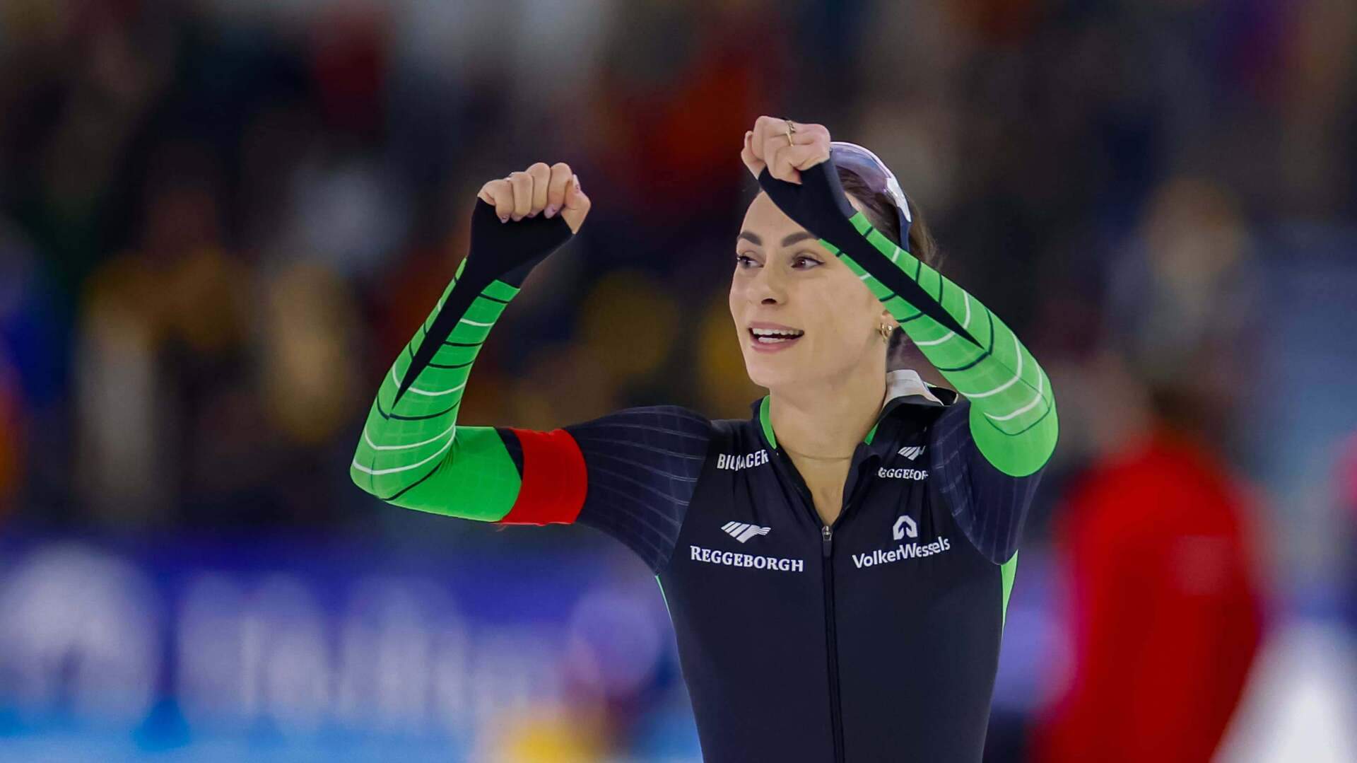 Femke Kok op OKT beste op eerste 500 meter met waanzinnig baanrecord ...
