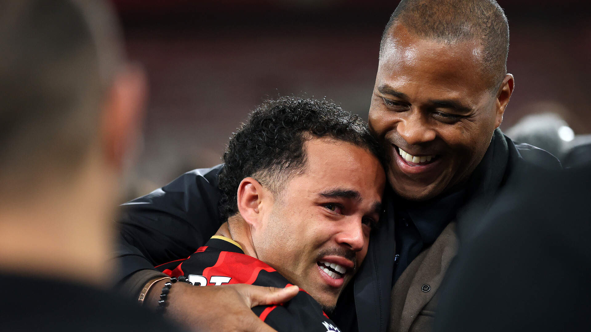 VIDEO Huilende Justin Kluivert valt na invalbeurt bij Bournemouth vader ...